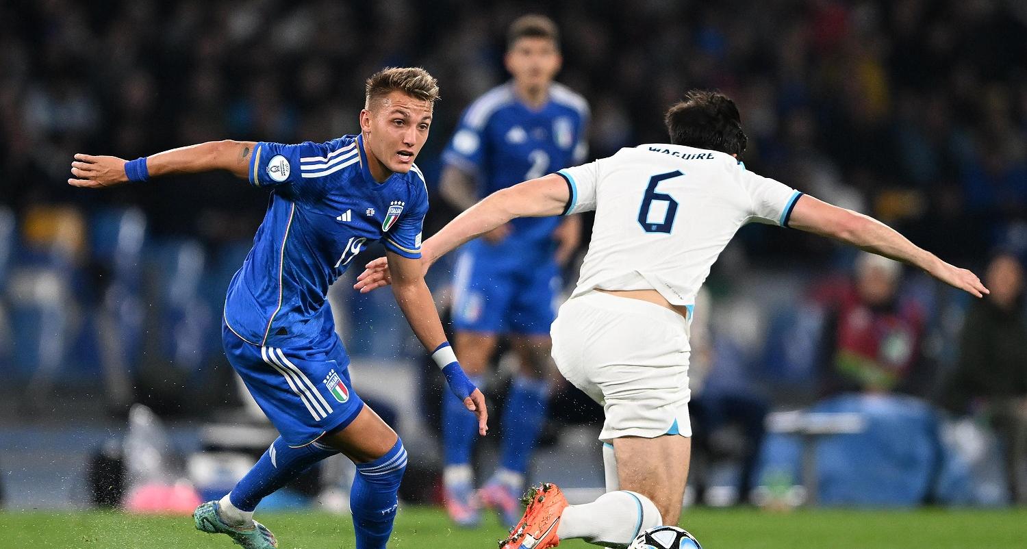 Retegui scores on debut but England win in Naples