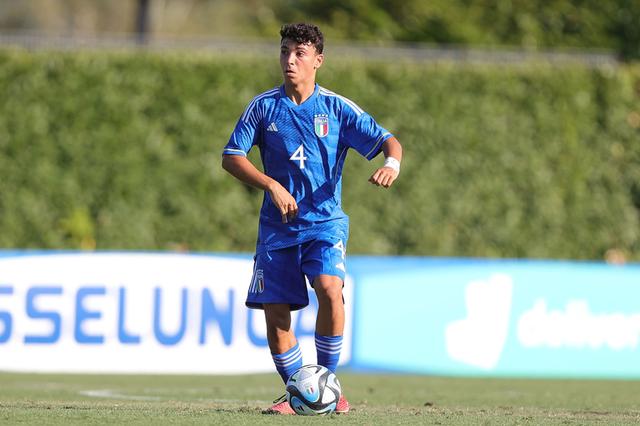Prisco, the midfielder who wears blue like a tattoo